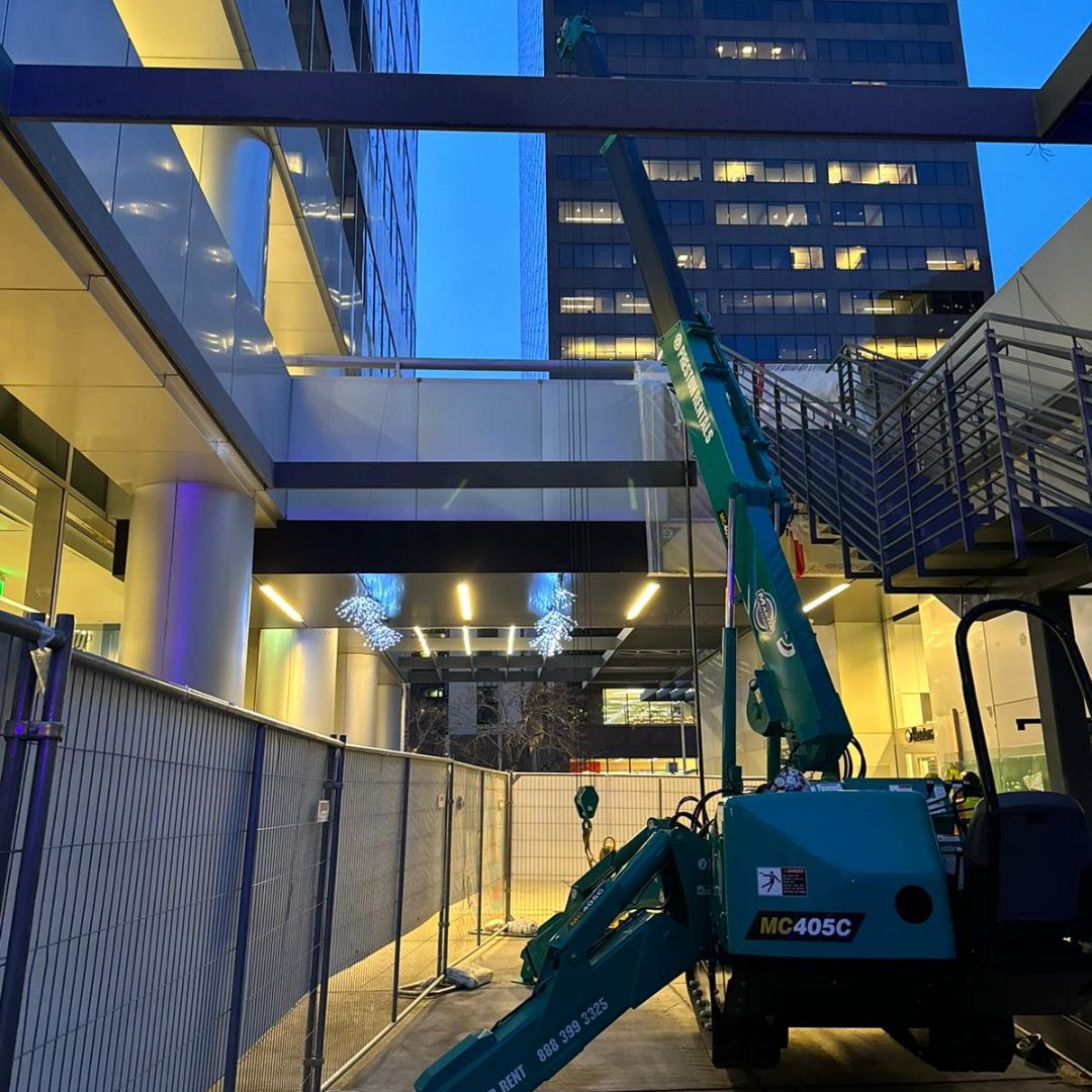 Efficient Facade Maintenance: Mini Cranes Elevate Buildings
